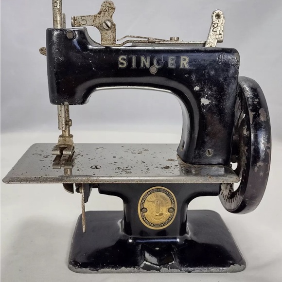 Singer | Other | Antique Rare Black Singer Childs Sewing Machine | Poshmark